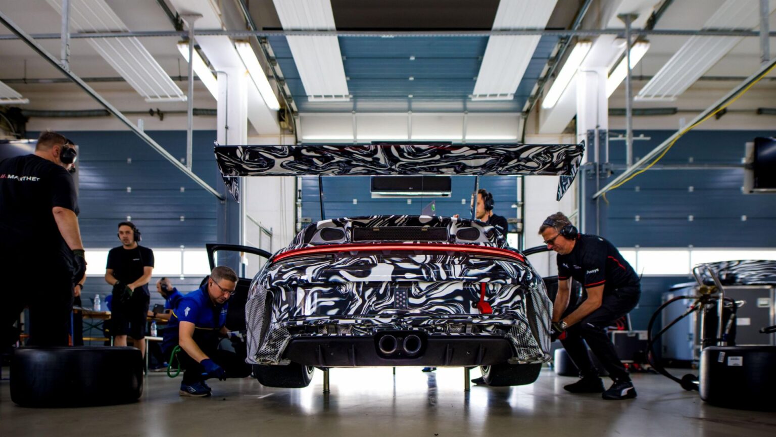 Porsche Releases Latest Factory 911 Race Car - Traction